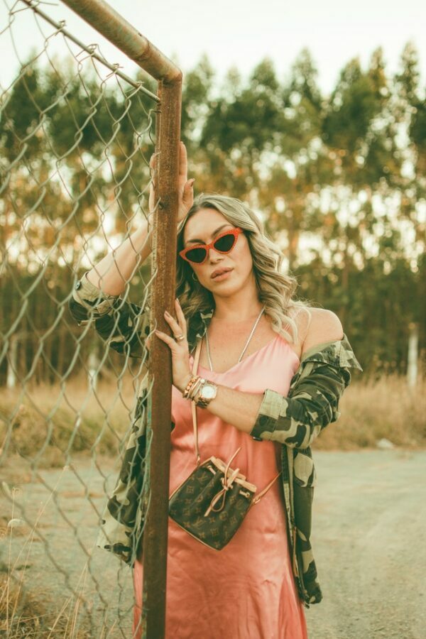 what colors go with pink clothes